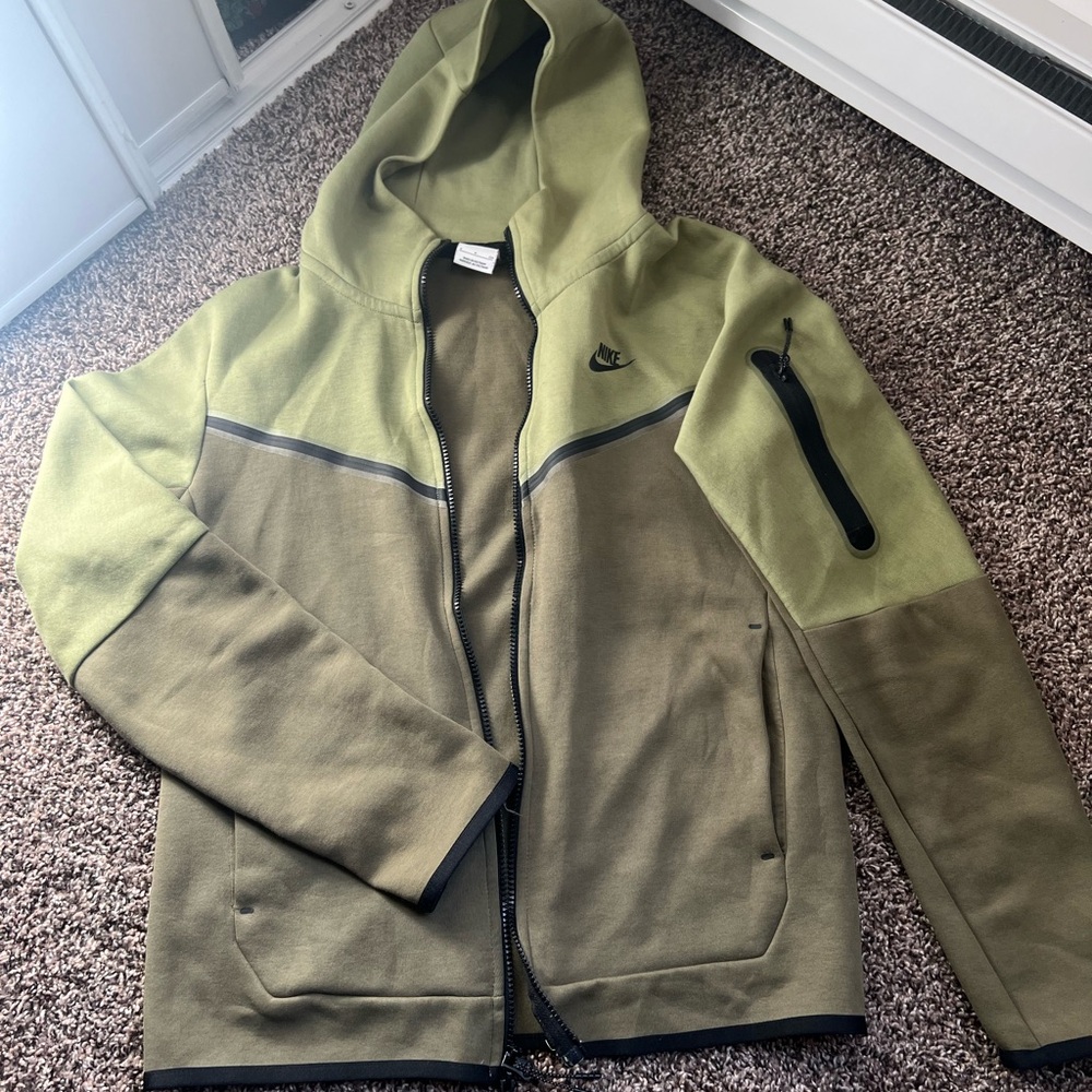 Green Nike Tech - Gem